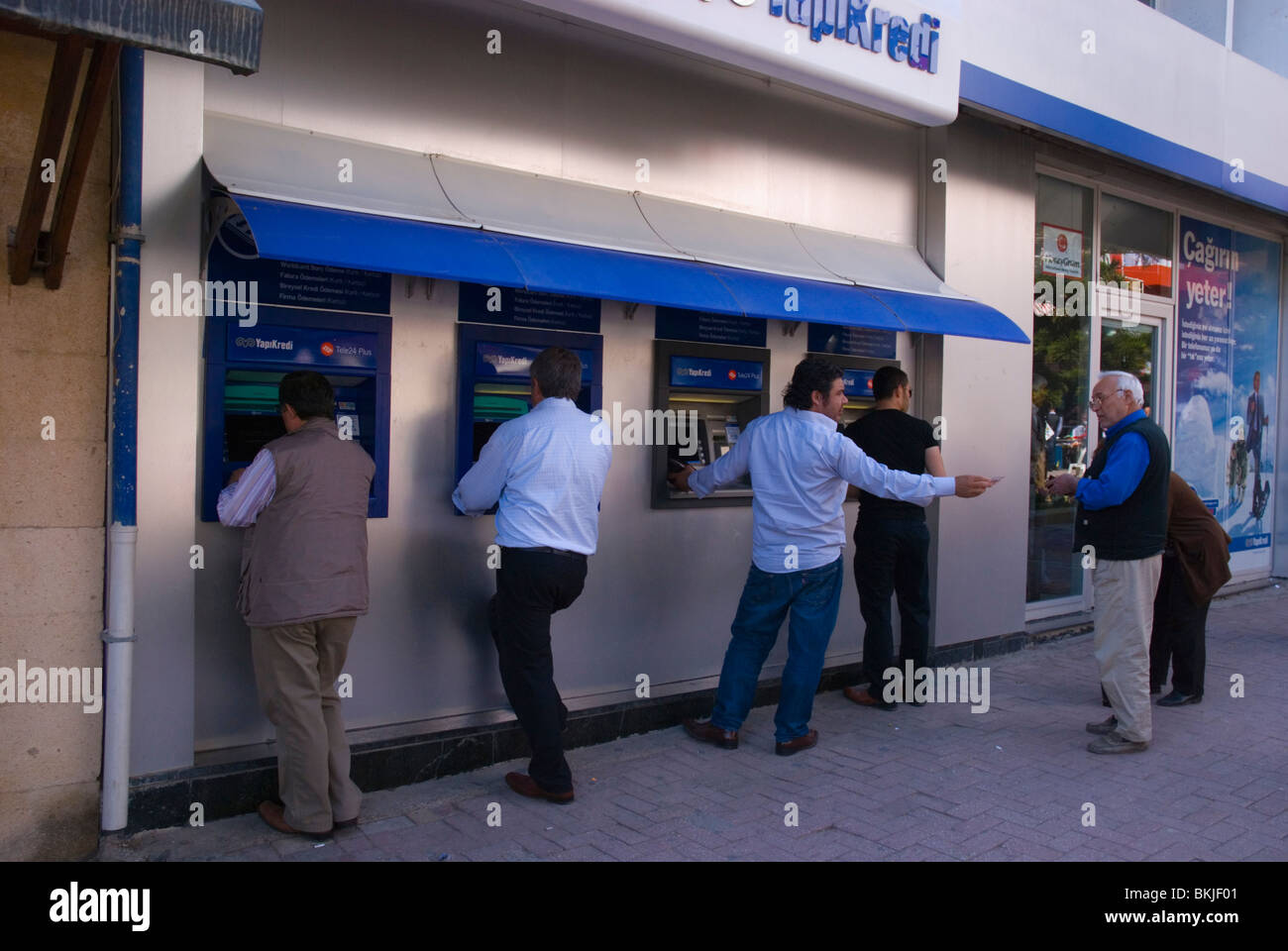 Queue people atm hi-res stock photography and images - Alamy