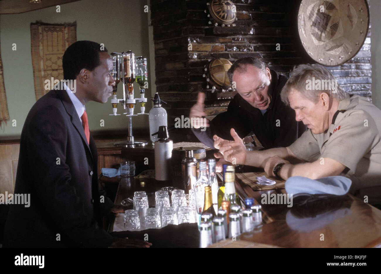 HOTEL RWANDA (2004) DON CHEADLE, NICK NOLTE HOTR 002-01 Stock Photo - Alamy