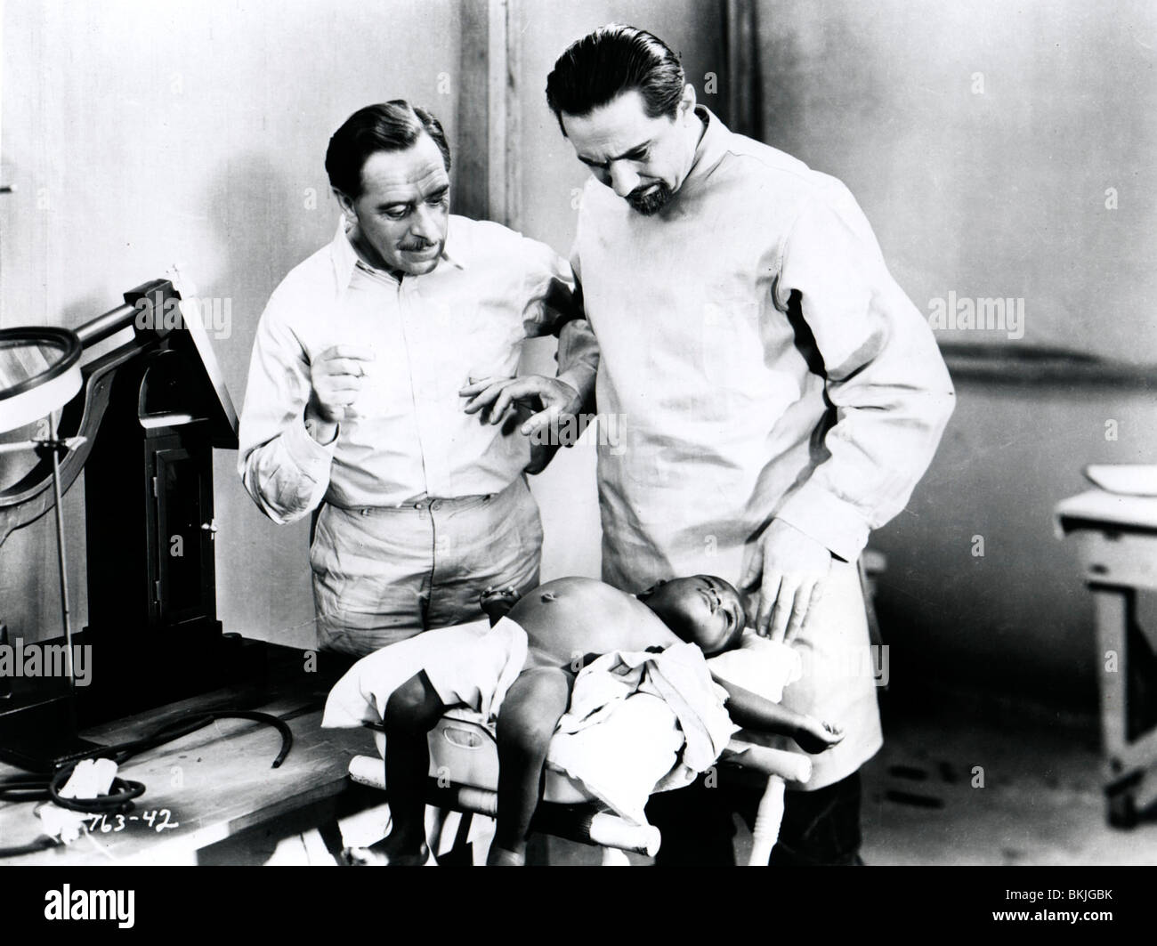 THE INVISIBLE RAY (1936) WALTER KINGSFORD, BELA LUGOSI INVR 008 P Stock ...