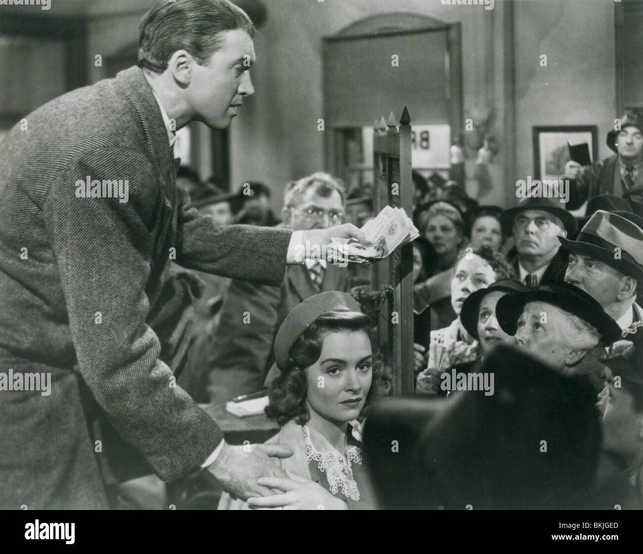 IT'S A WONDERFUL LIFE (1946) JAMES STEWART, DONNA REED IWL 022P Stock ...