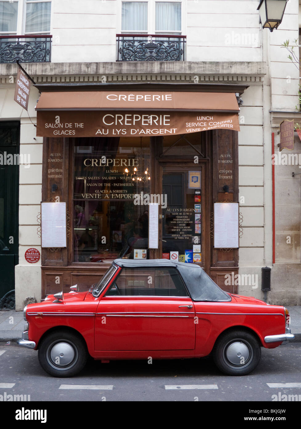 Car parked outside shop window hi-res stock photography and images - Alamy