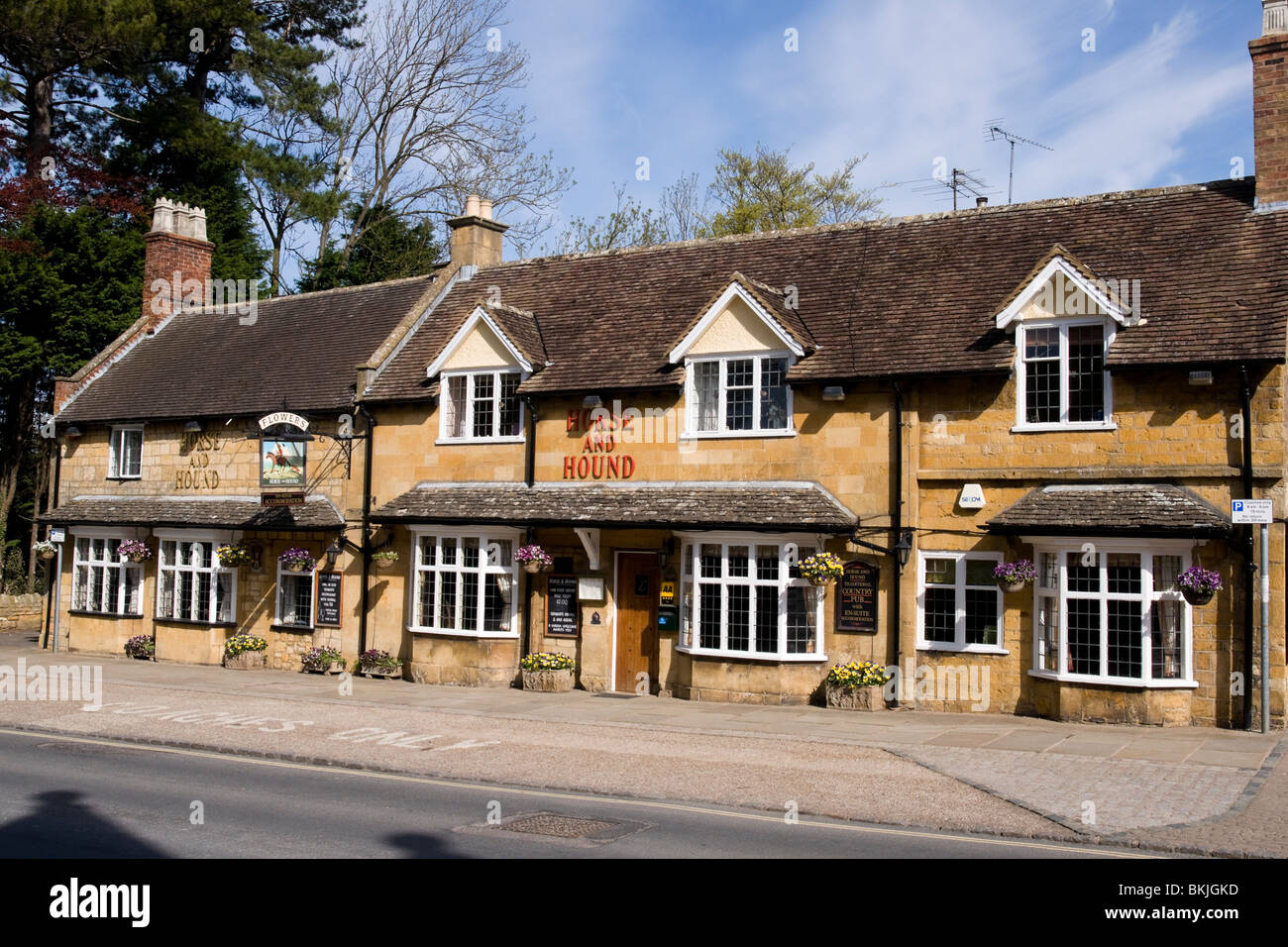 The horse and hound broadway hi-res stock photography and images - Alamy
