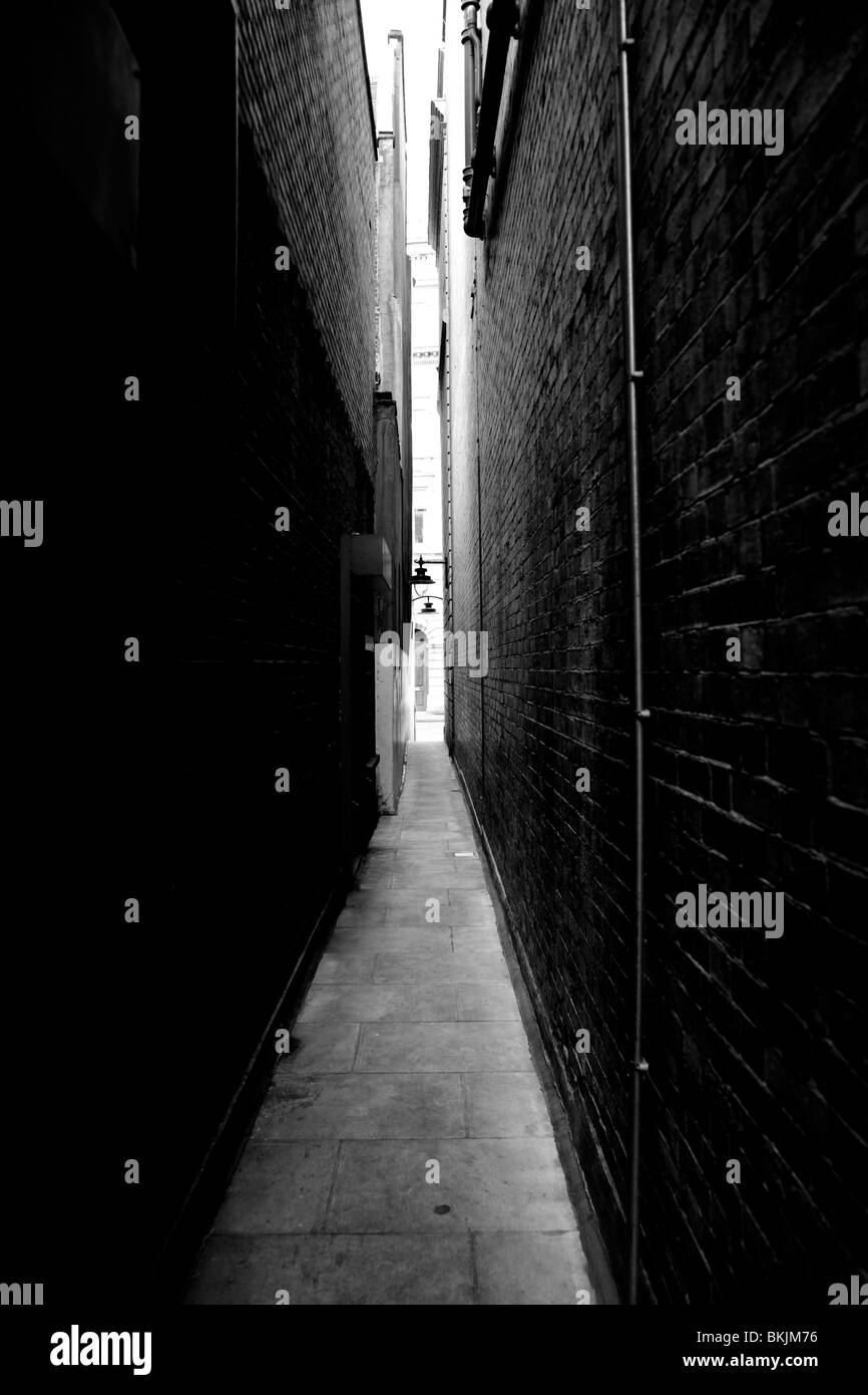 Narrow dark alley Black and White Stock Photos & Images - Alamy