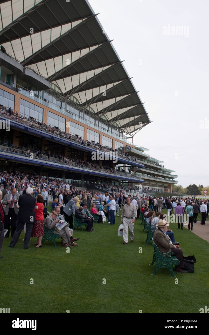 Grandstand crowd hi-res stock photography and images - Alamy