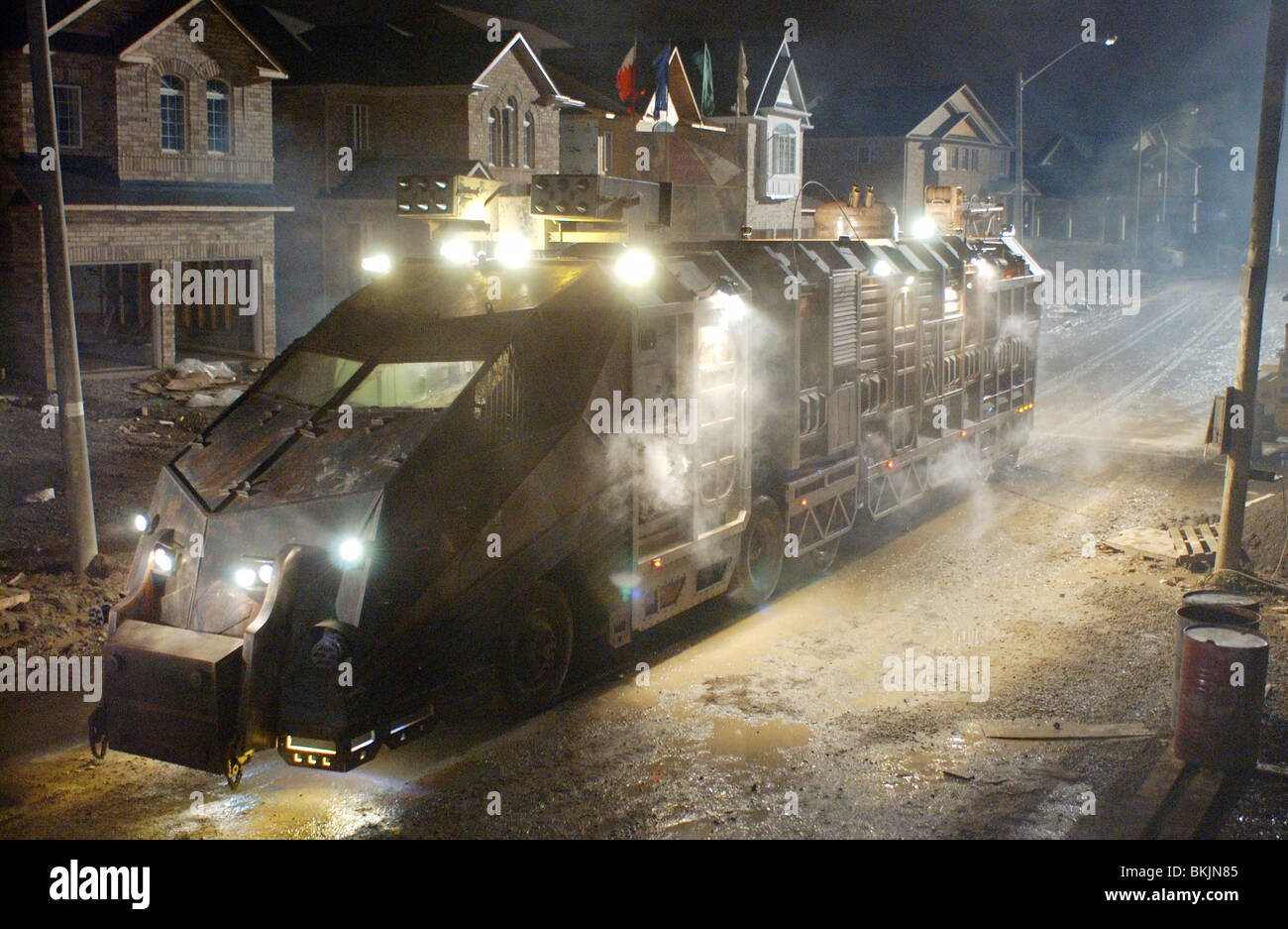 GEORGE A ROMERO'S LAND OF THE DEAD (2005) LDDD 001-12 Stock Photo - Alamy