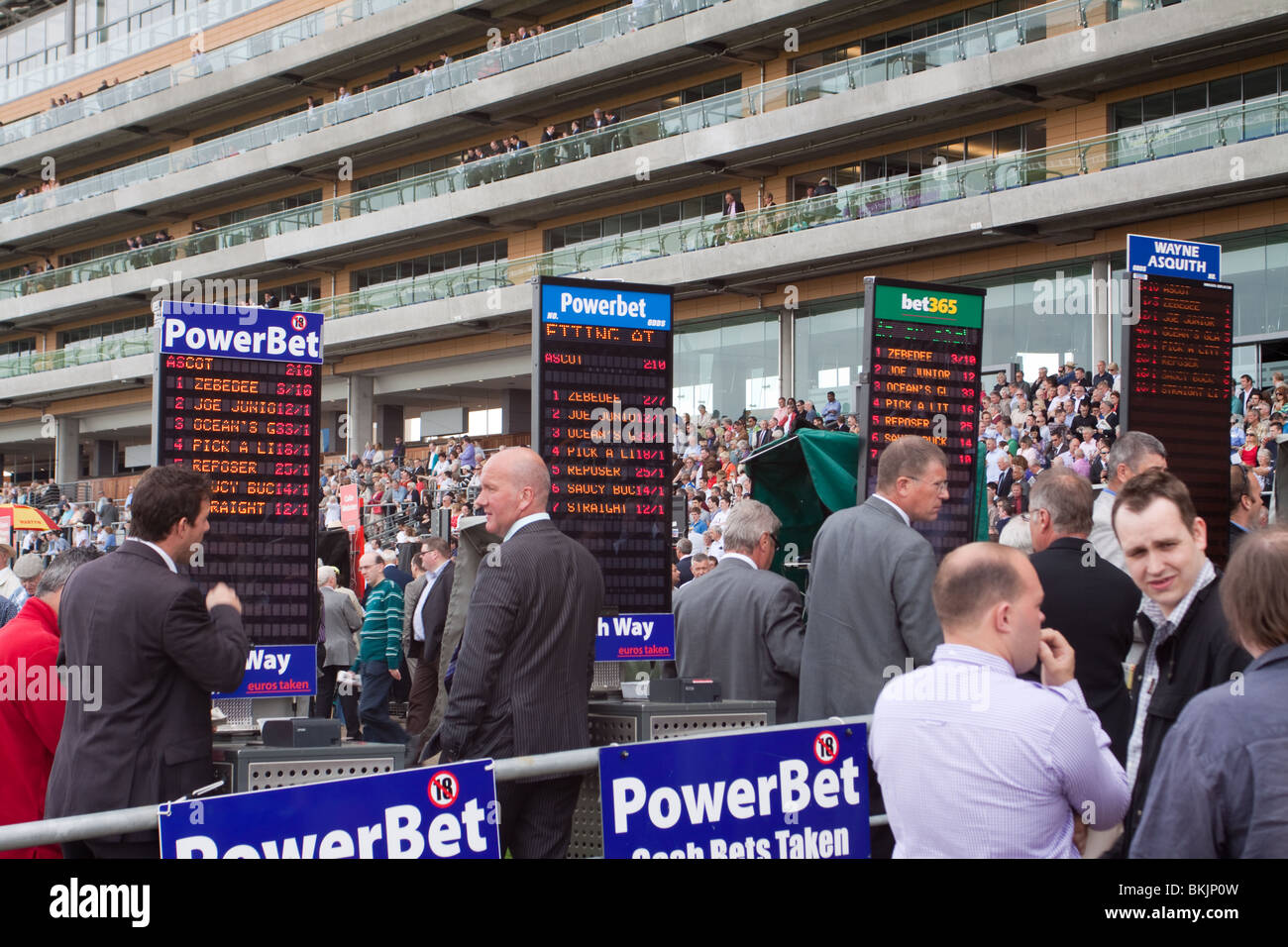 Bookmaker racecourse hi-res stock photography and images - Alamy
