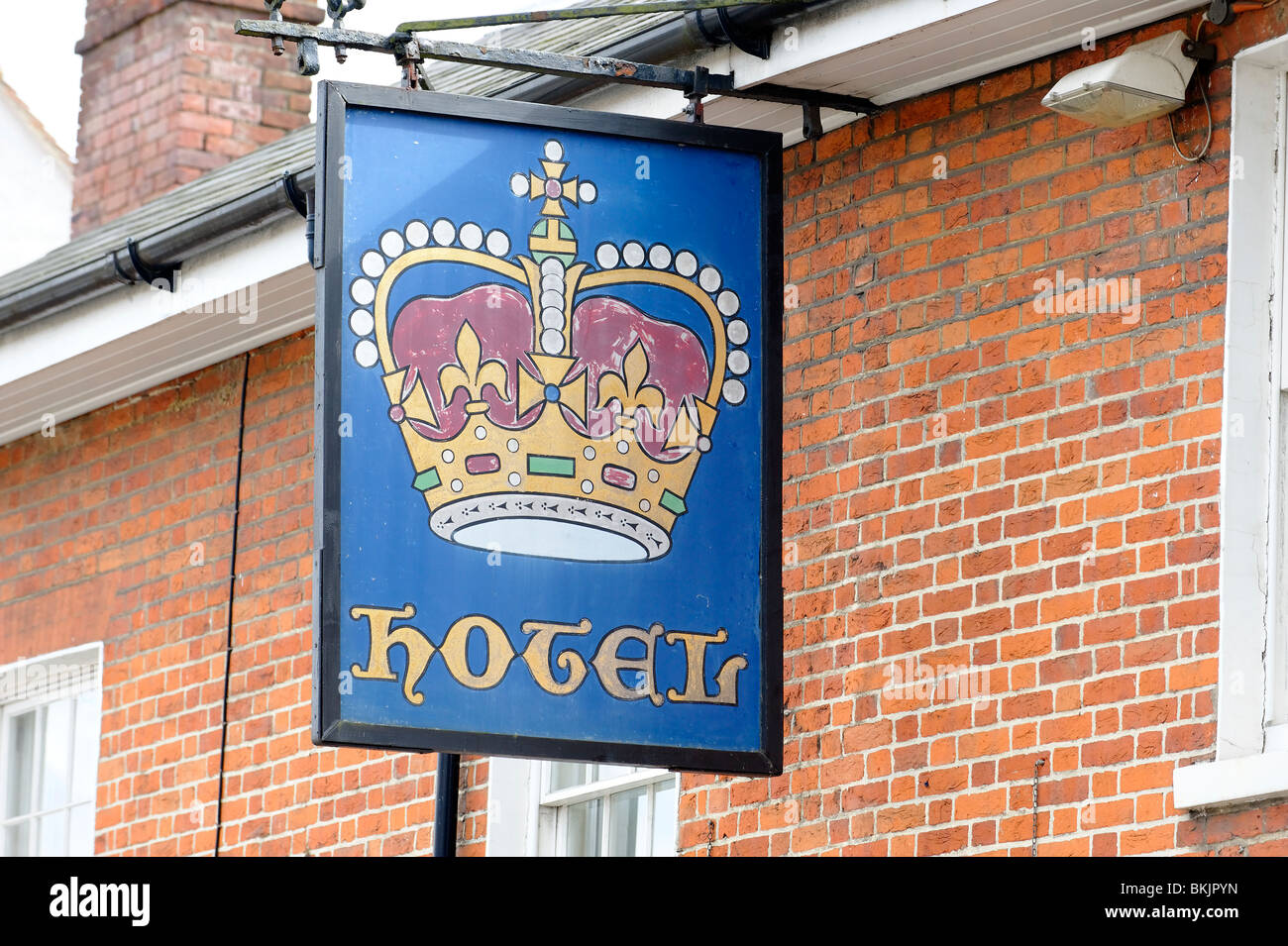 Crown hotel pub sign hi-res stock photography and images - Alamy