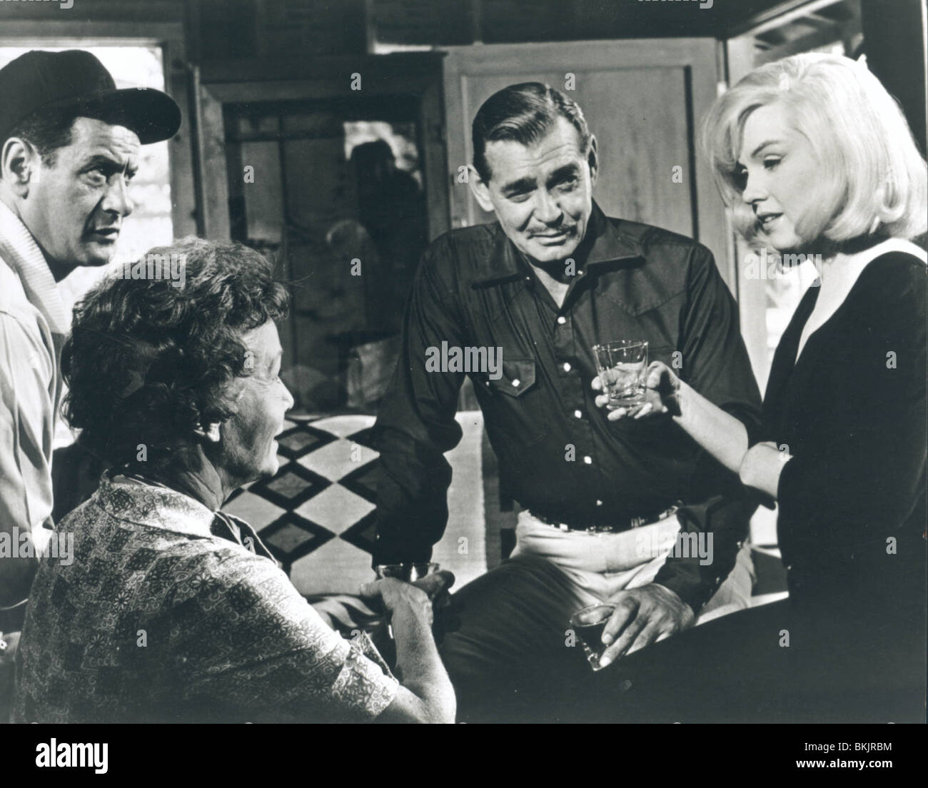 THE MISFITS (1961) ELI WALLACH, THELMA RITTER, CLARK GABLE, MARILYN ...
