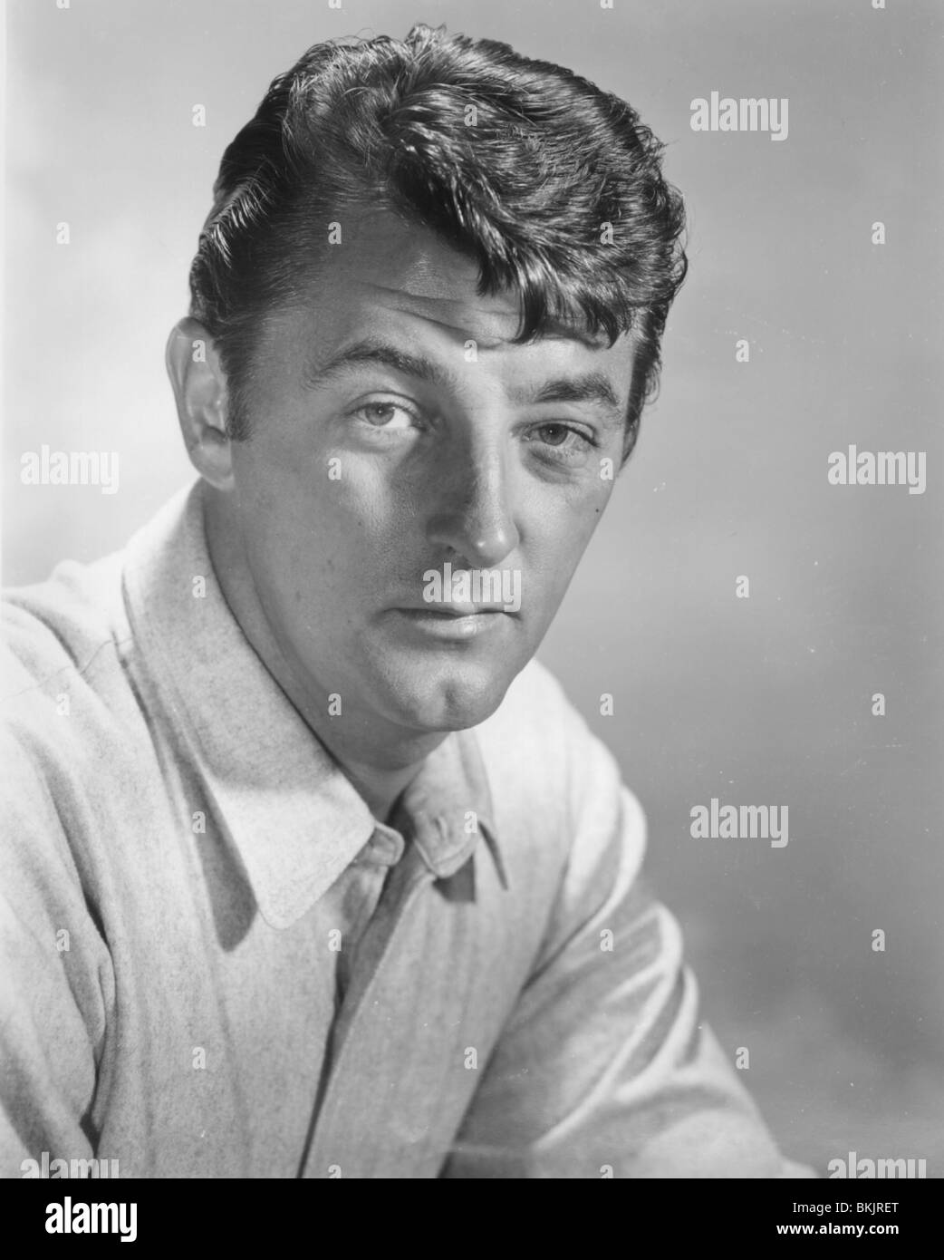 ROBERT MITCHUM PORTRAIT Stock Photo - Alamy