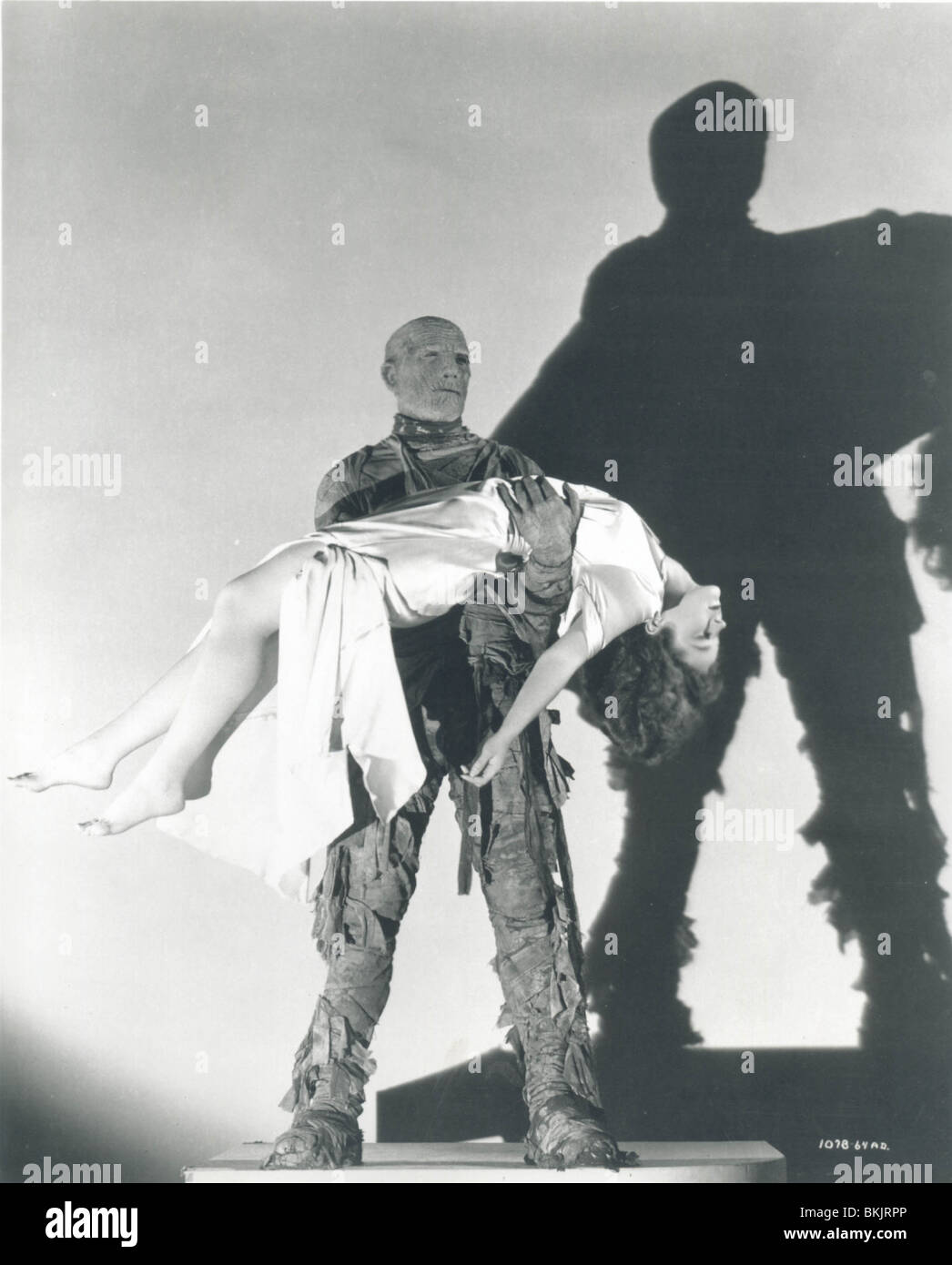 THE MUMMY'S HAND (1940) TOM TYLER, PEGGY MORAN MUMY 001P Stock Photo ...