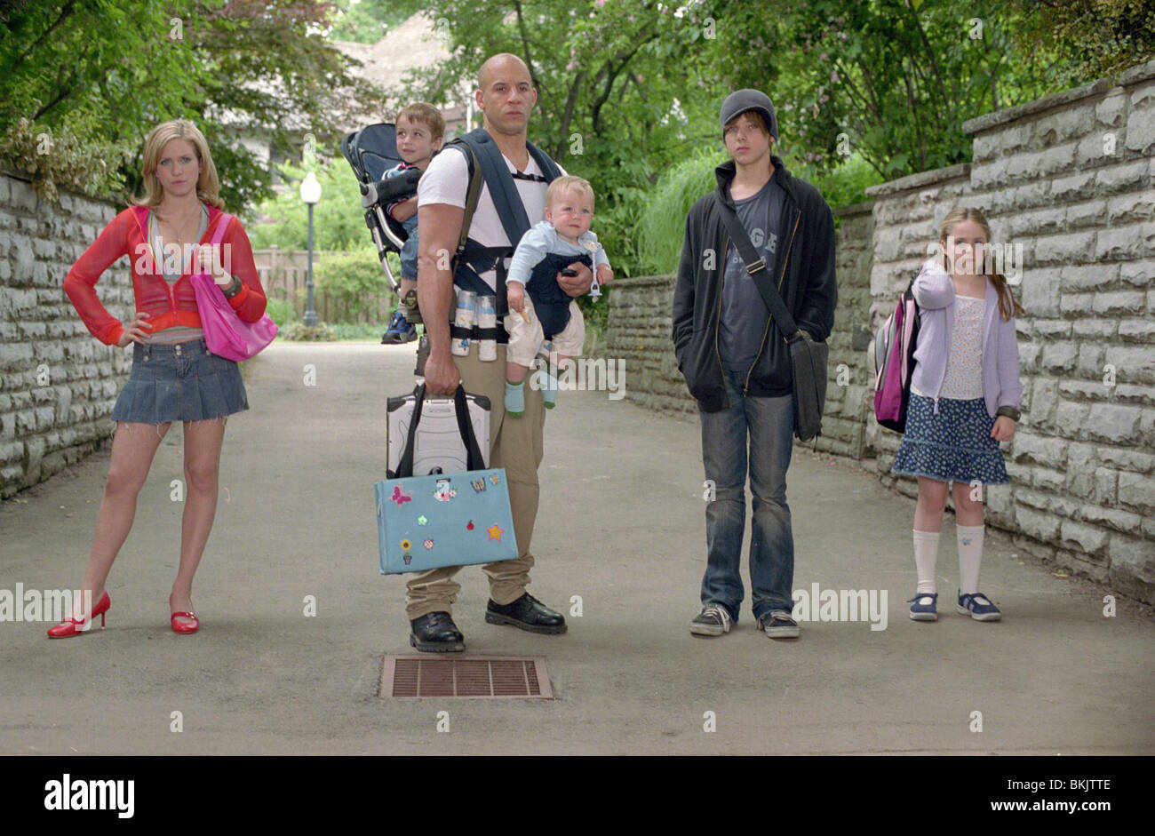 THE PACIFIER (2005) BRITTANY SNOW, LOGAN HOOVER, VIN DIESEL, LUKE VINK ...