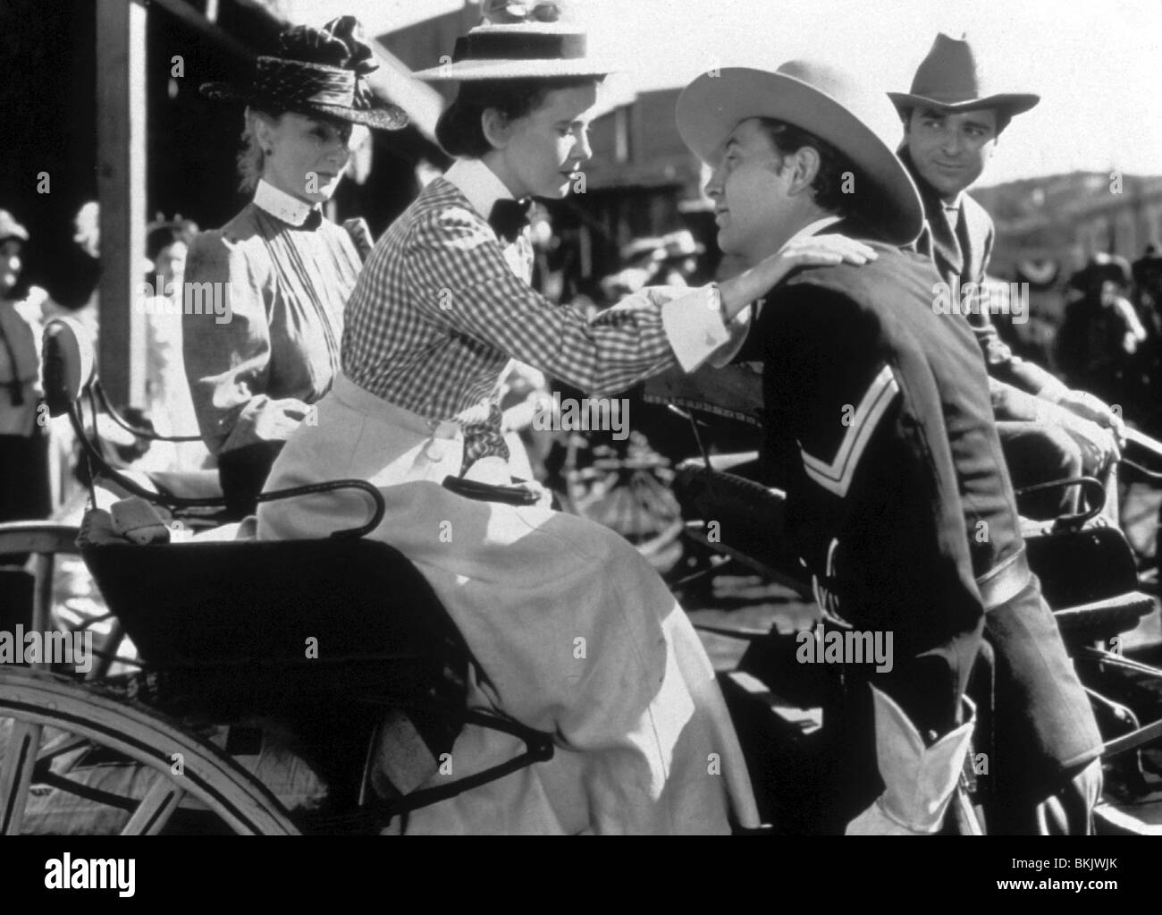 PURSUED (1947) JUDITH ANDERSON, TERESA WRIGHT, ROBERT MITCHUM, JOHN ...