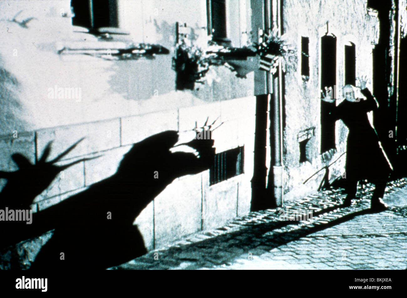 SHADOW OF THE VAMPIRE (2000) WILLEM DAFOE SHVA 063 Stock Photo - Alamy