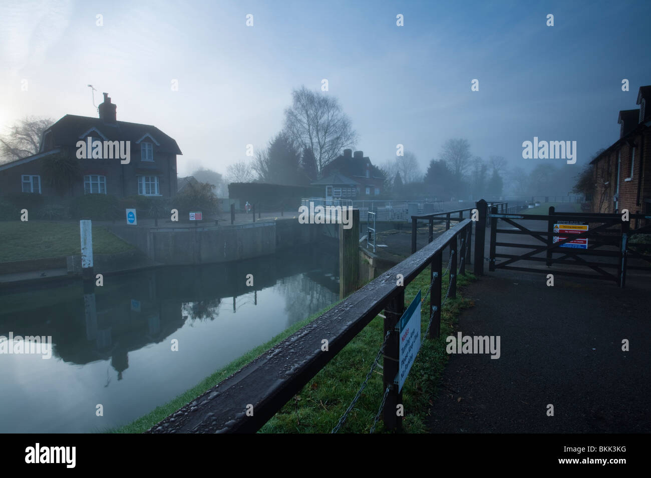 Dawn over the River Thames at Old Windsor Lock, Berkshire, Uk Stock ...