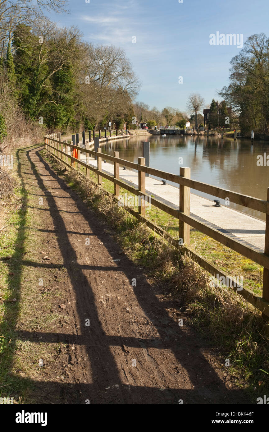 Bray Lock and Weir on the River Thames, Berkshire, Uk Stock Photo - Alamy