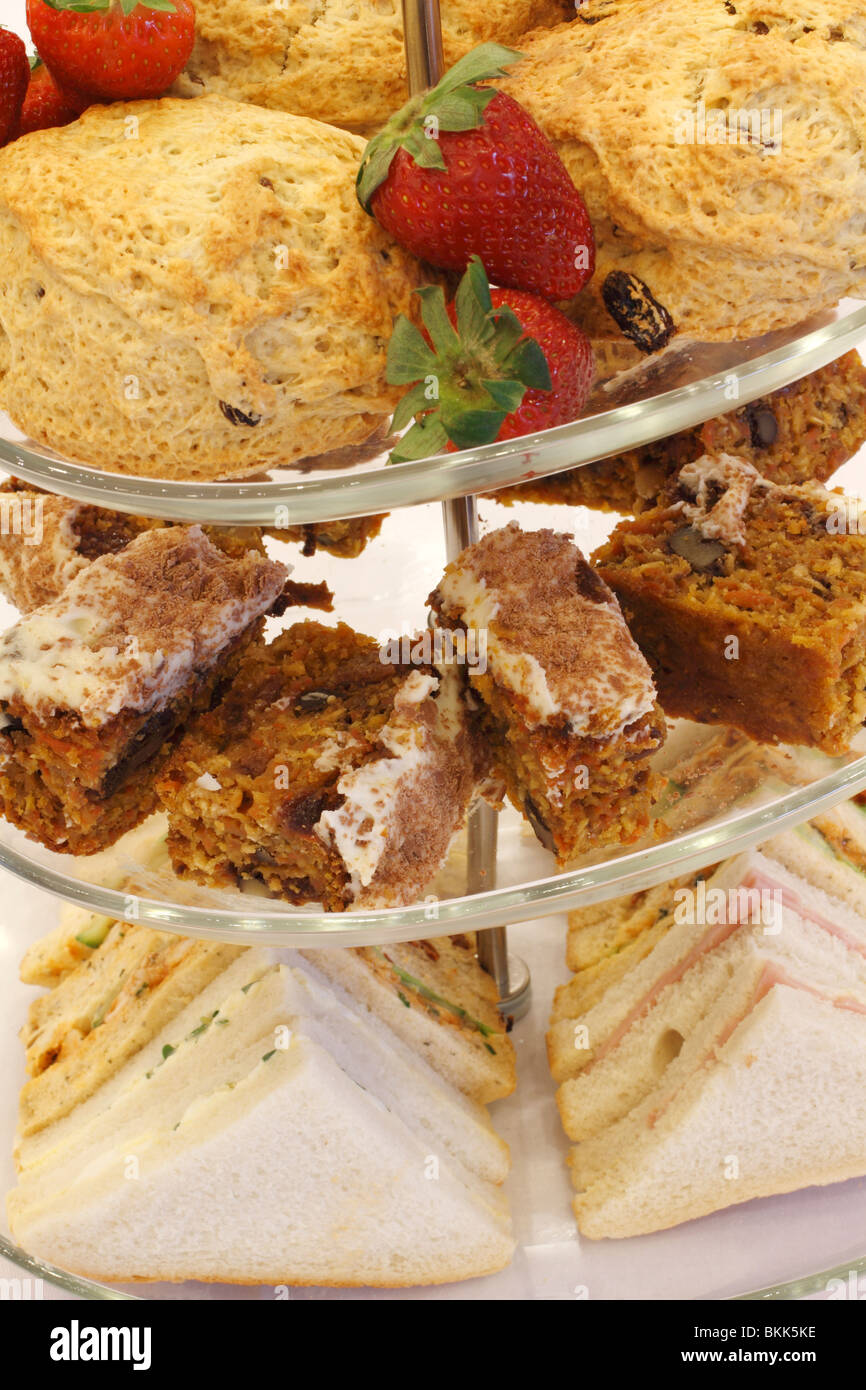 Sponge cake tower hi-res stock photography and images - Alamy