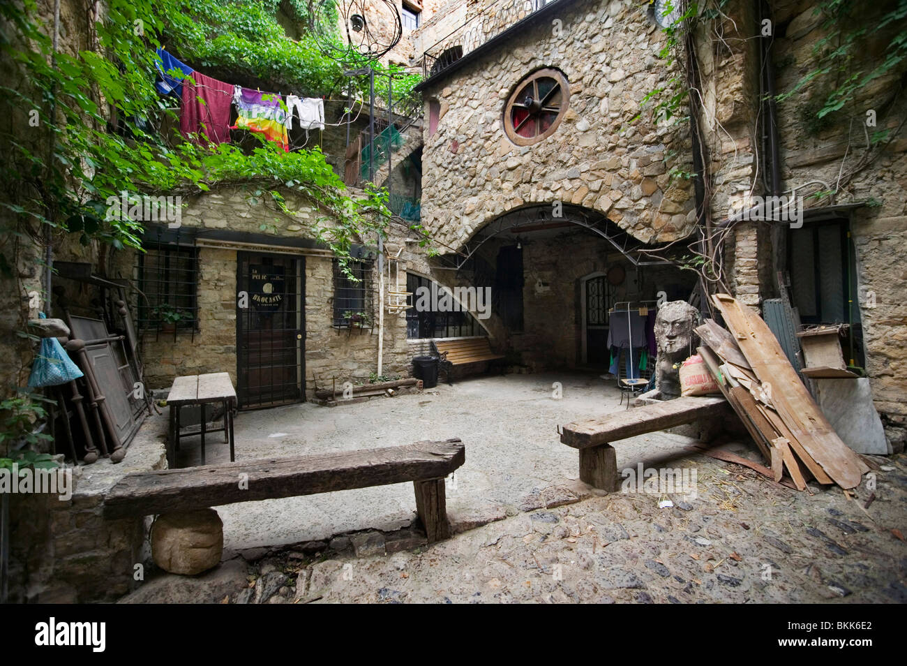 Old courtyard hi-res stock photography and images - Alamy