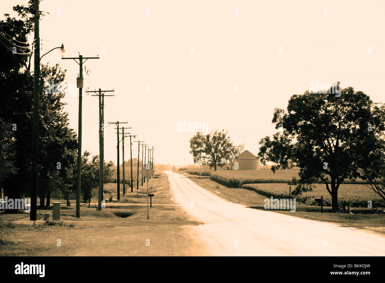 COUNTRY ROAD IN A SMALL PROVINCIAL TOWN IN CENTRAL ILLINOIS, MIDWESTERN ...