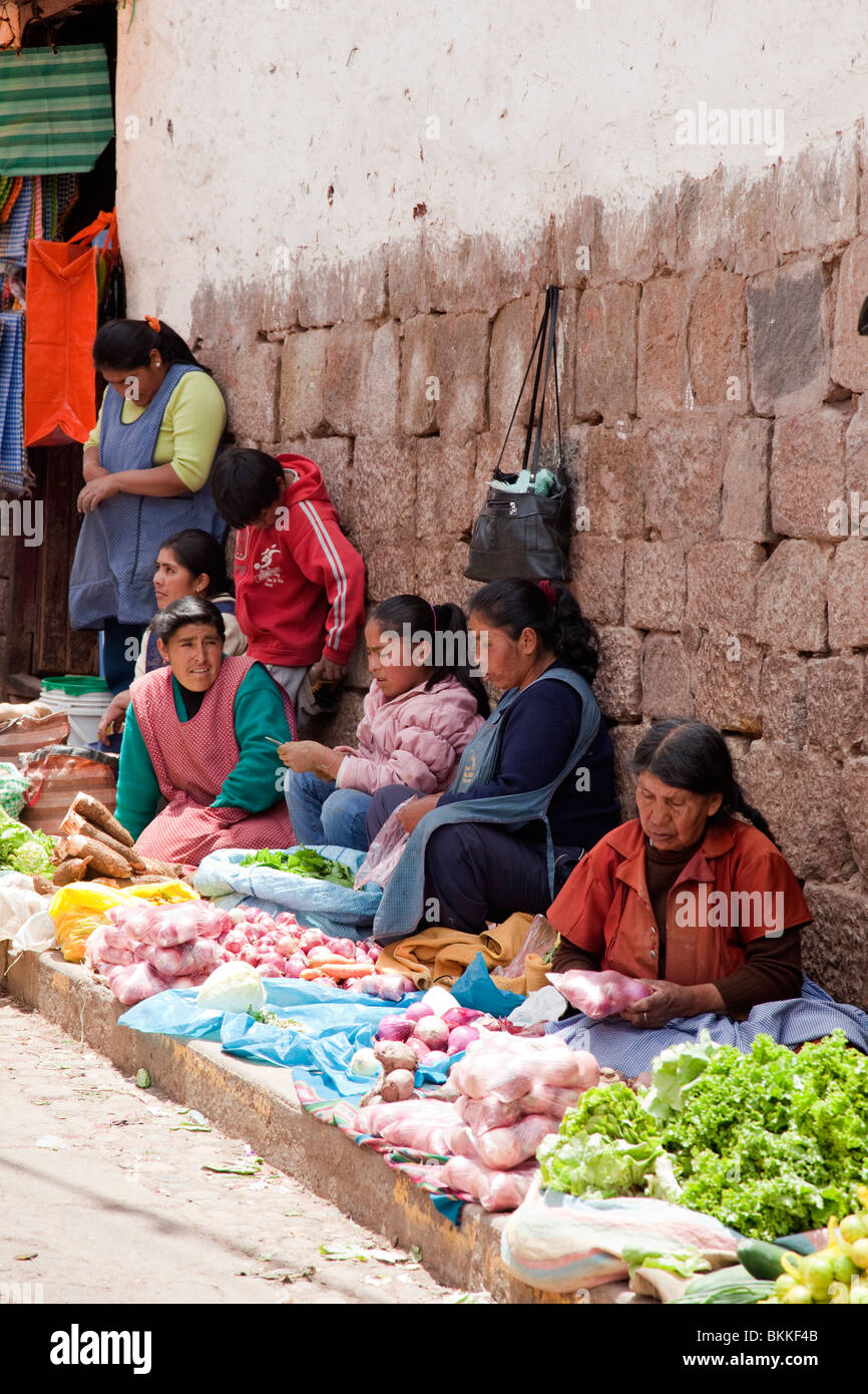 Peru street market women sitting hi-res stock photography and images ...