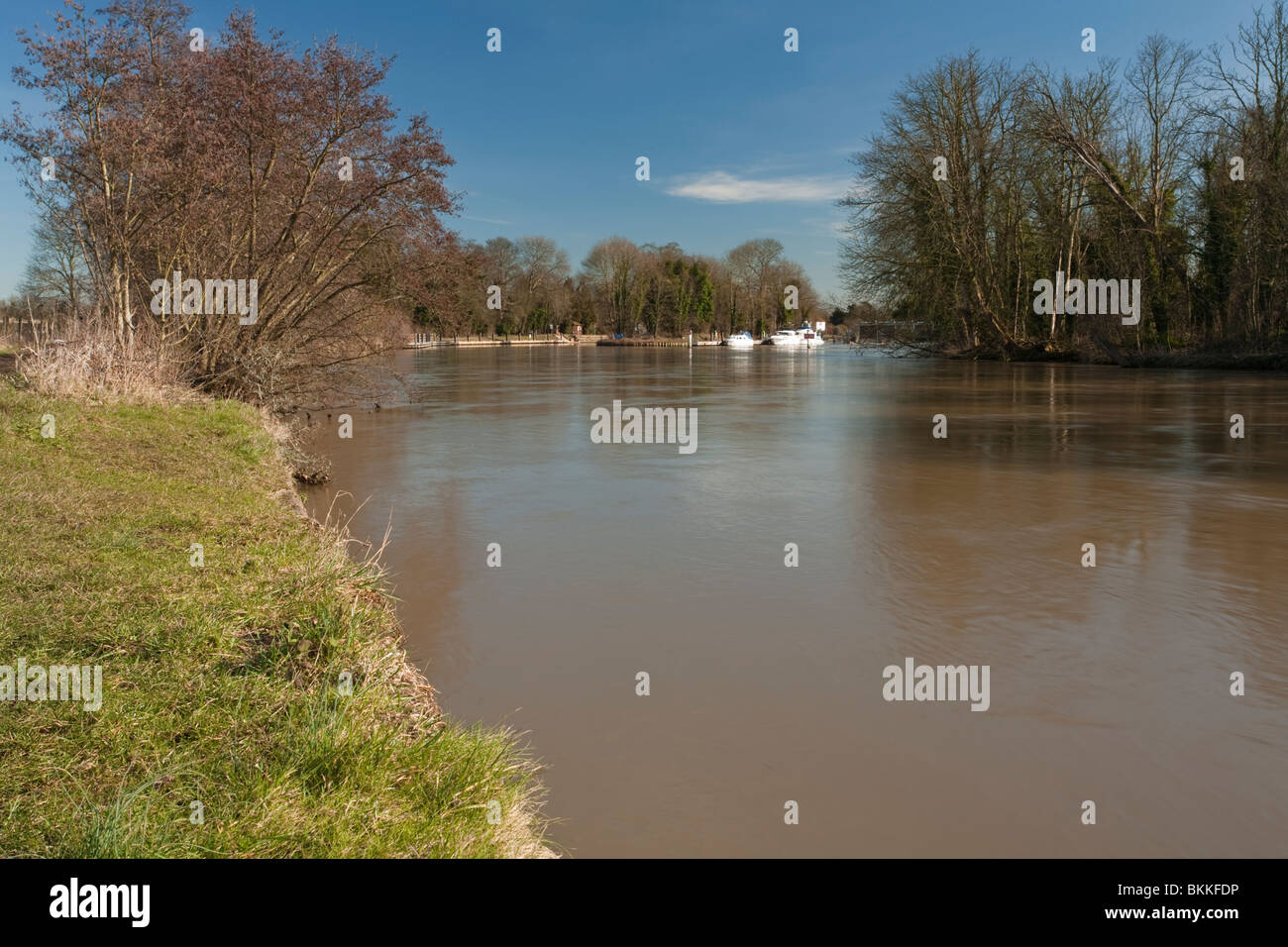 Bray Lock and Weir on the River Thames, Berkshire, Uk Stock Photo - Alamy