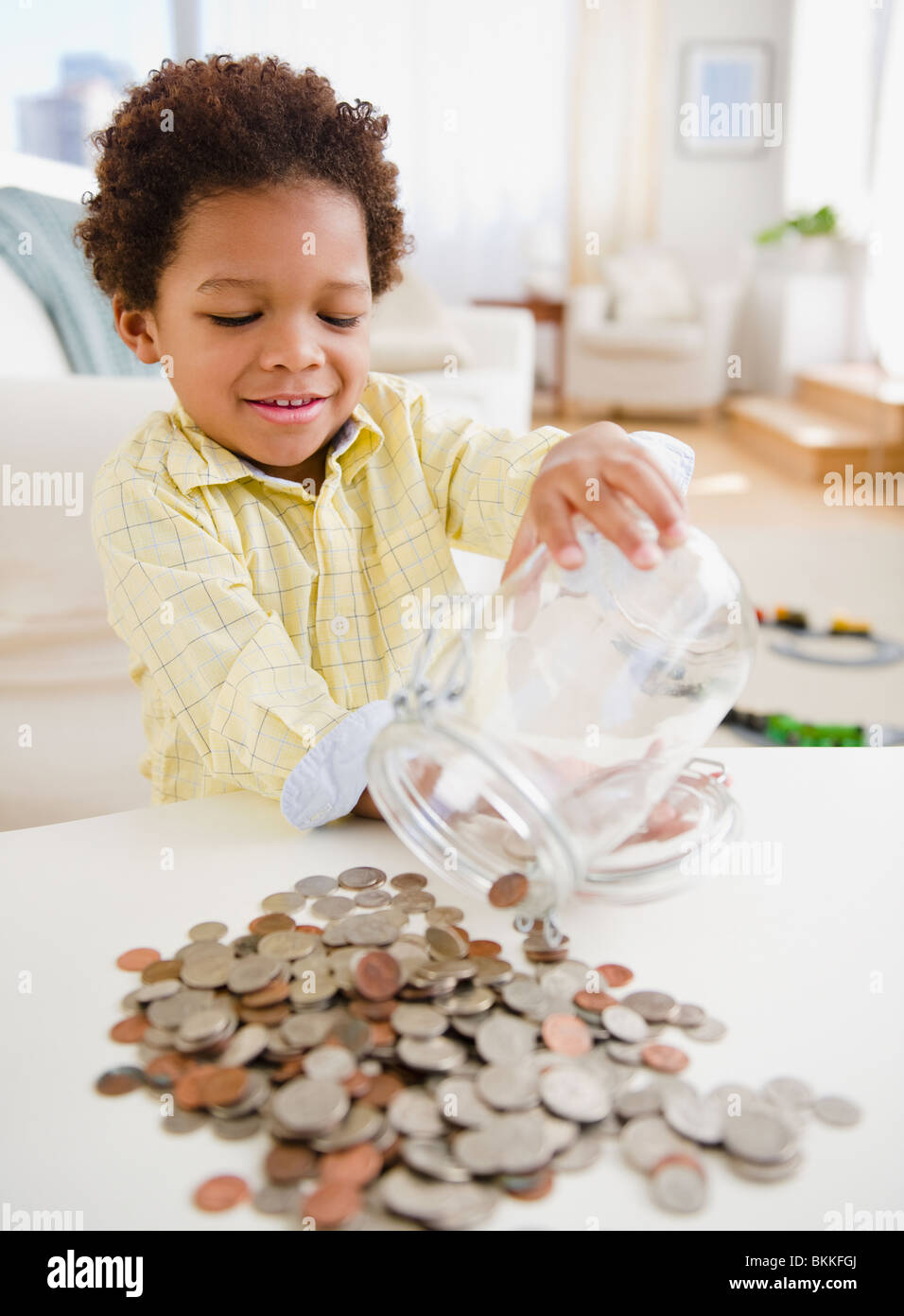 Pouring coins into jar hi-res stock photography and images - Alamy