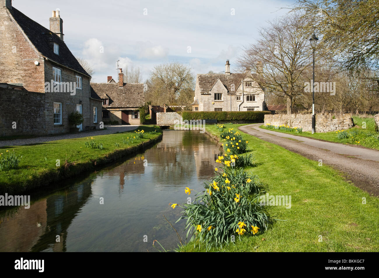 River spring england flowers village hi-res stock photography and ...