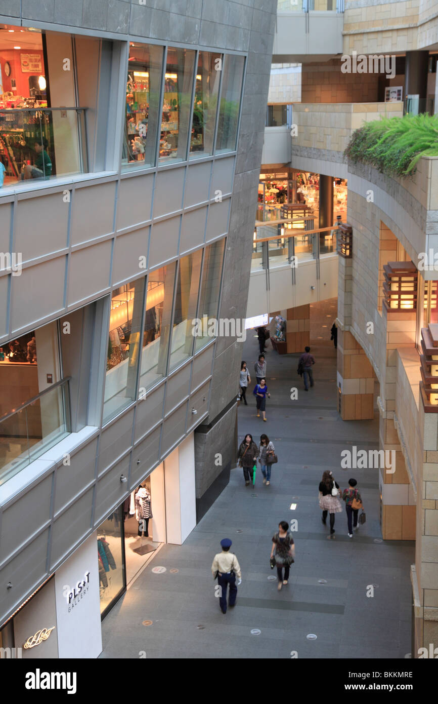 Interior of shopping mall complex, Mori Centre, Roppongi Hills, Tokyo ...