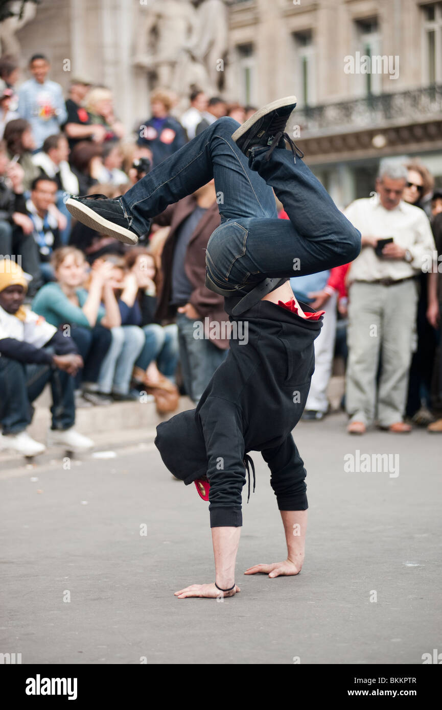 Young break dancer audience hi-res stock photography and images - Alamy