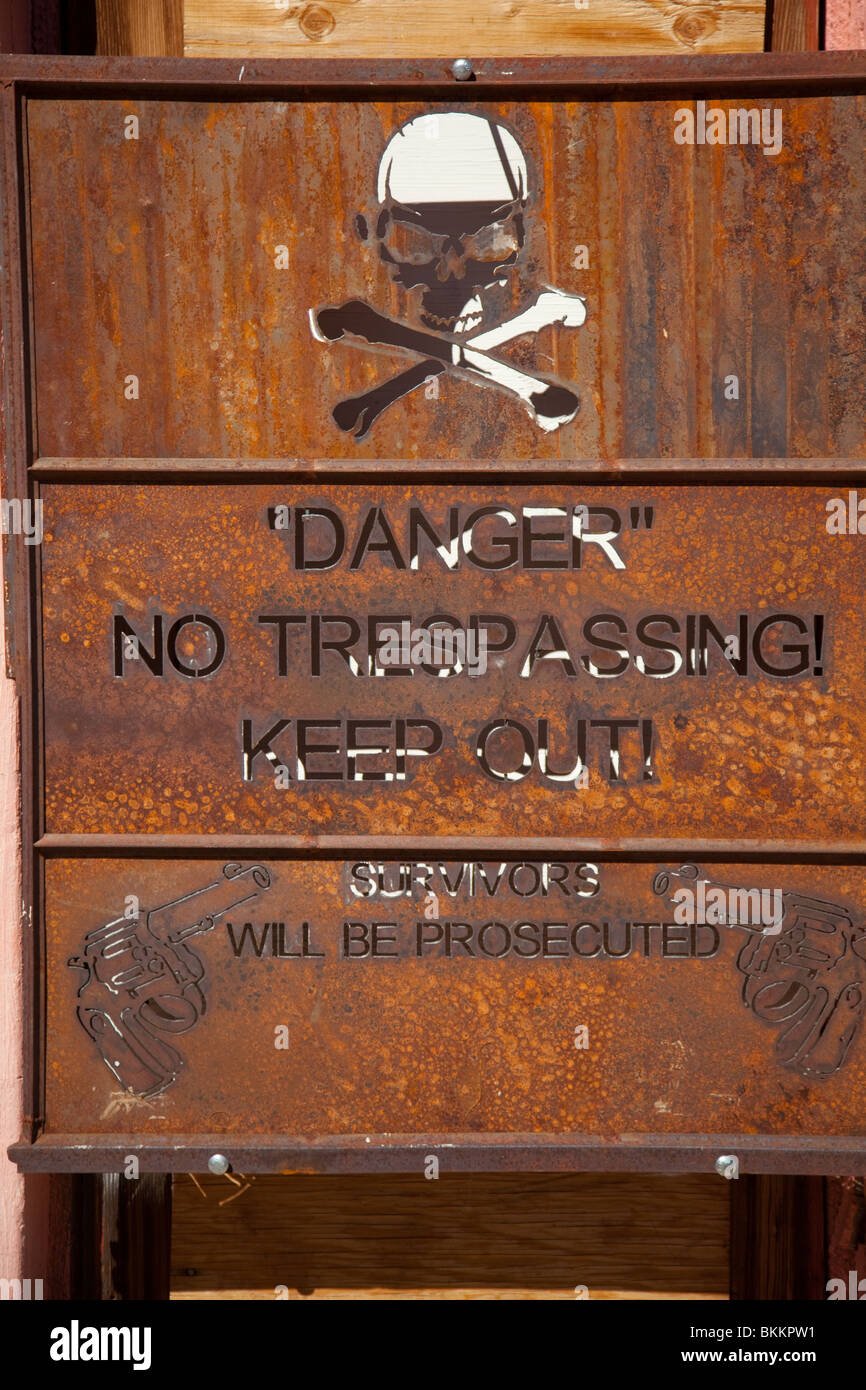 Skull no trespassing sign hi-res stock photography and images - Alamy