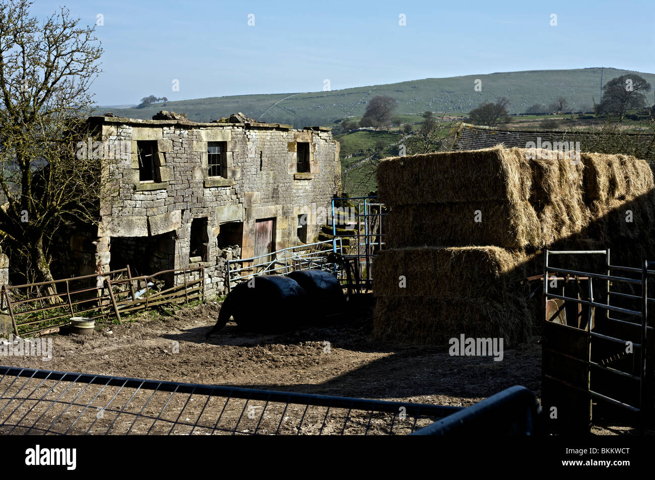 derelict farm buildings Stock Photo - Alamy