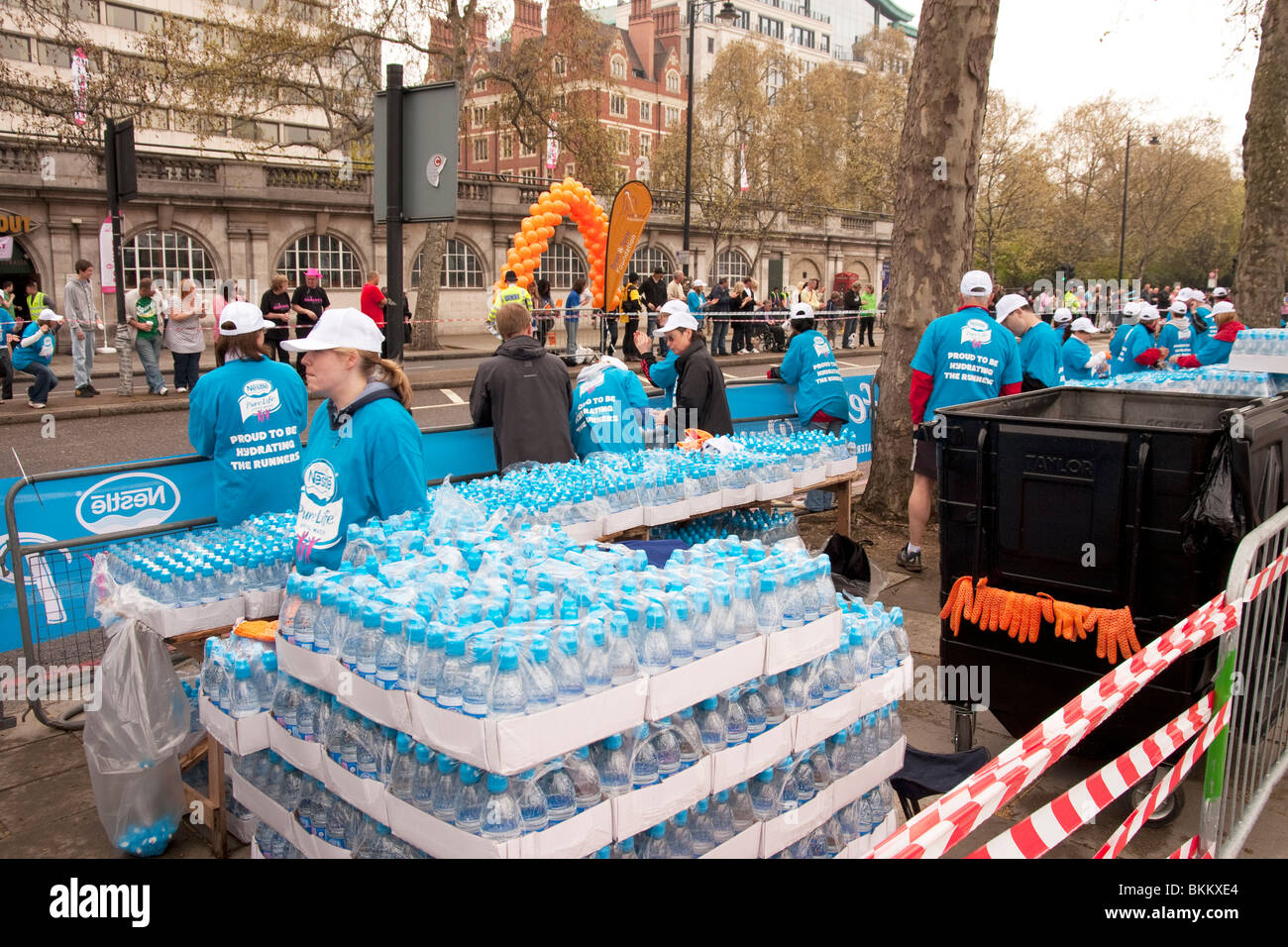 Drinks station on the "London Marathon Stock Photo - Alamy