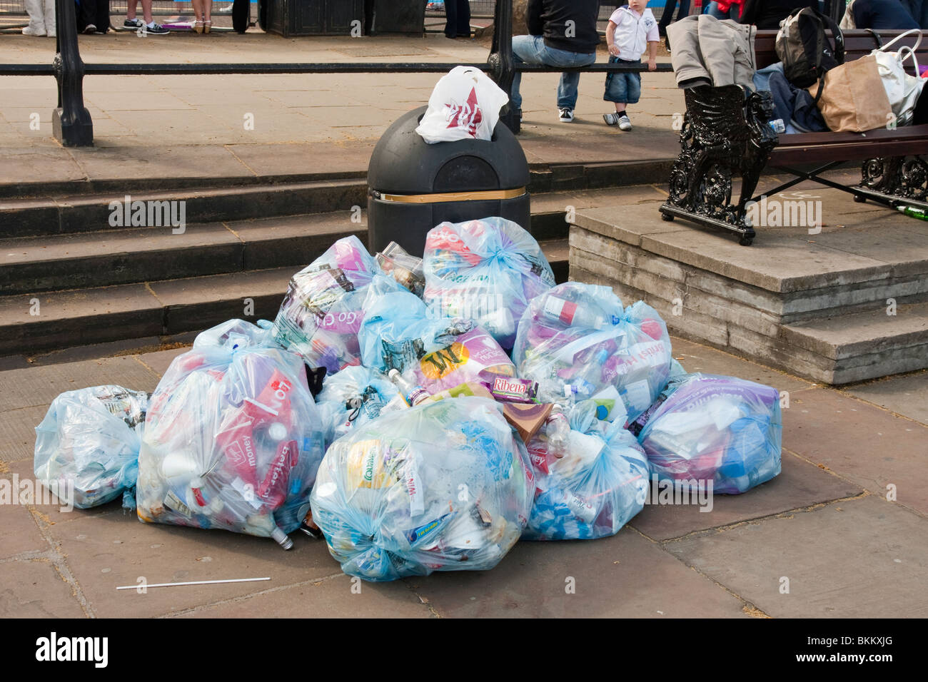 Rubbish on london street hi-res stock photography and images - Alamy