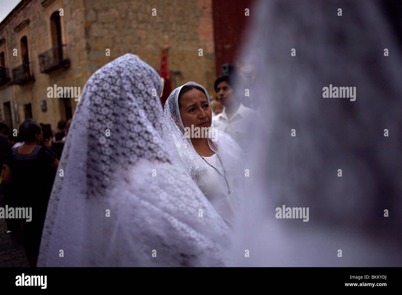 White veiled women hi-res stock photography and images - Alamy