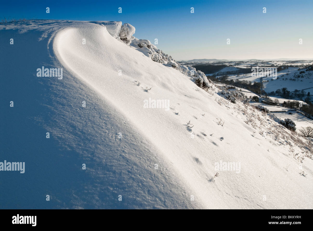 Drifted snow on Hergest Ridge, Welsh border Stock Photo - Alamy