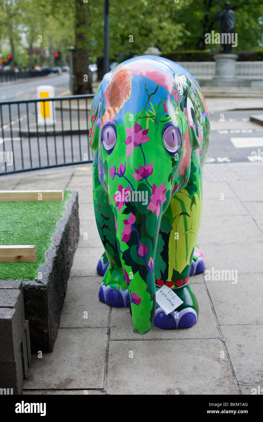 Baby elephant statue hi-res stock photography and images - Alamy