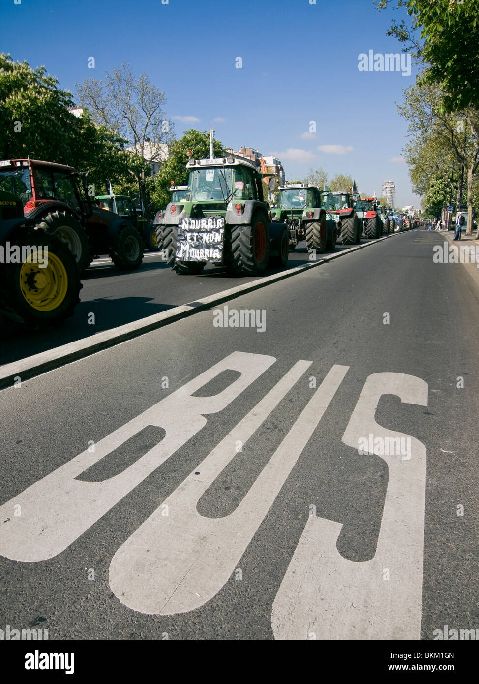 French farmers drove hundreds of tractors in the streets of Paris ...