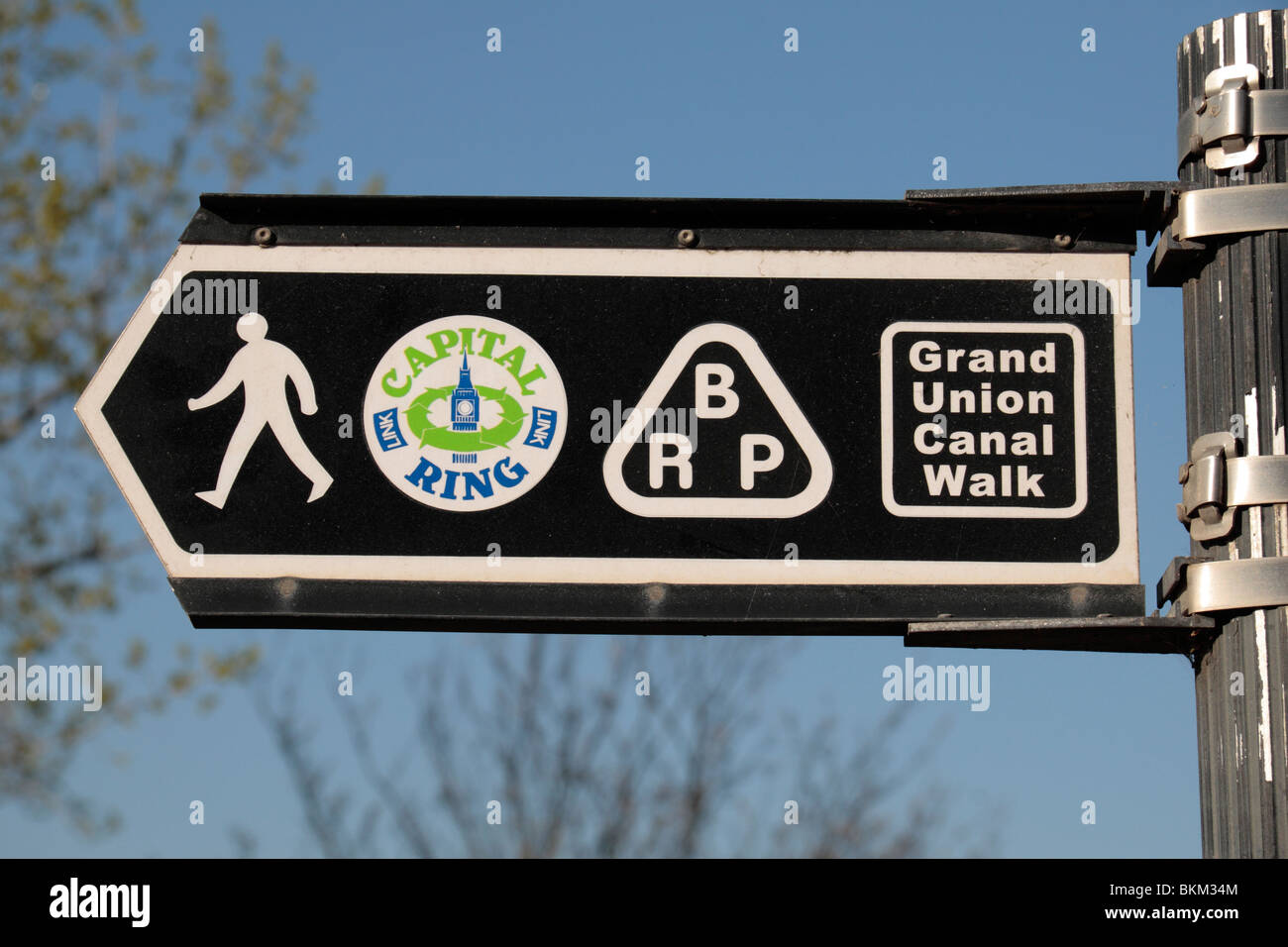 Signpost for Capital Ring walking path beside the Grand Union Canal ...