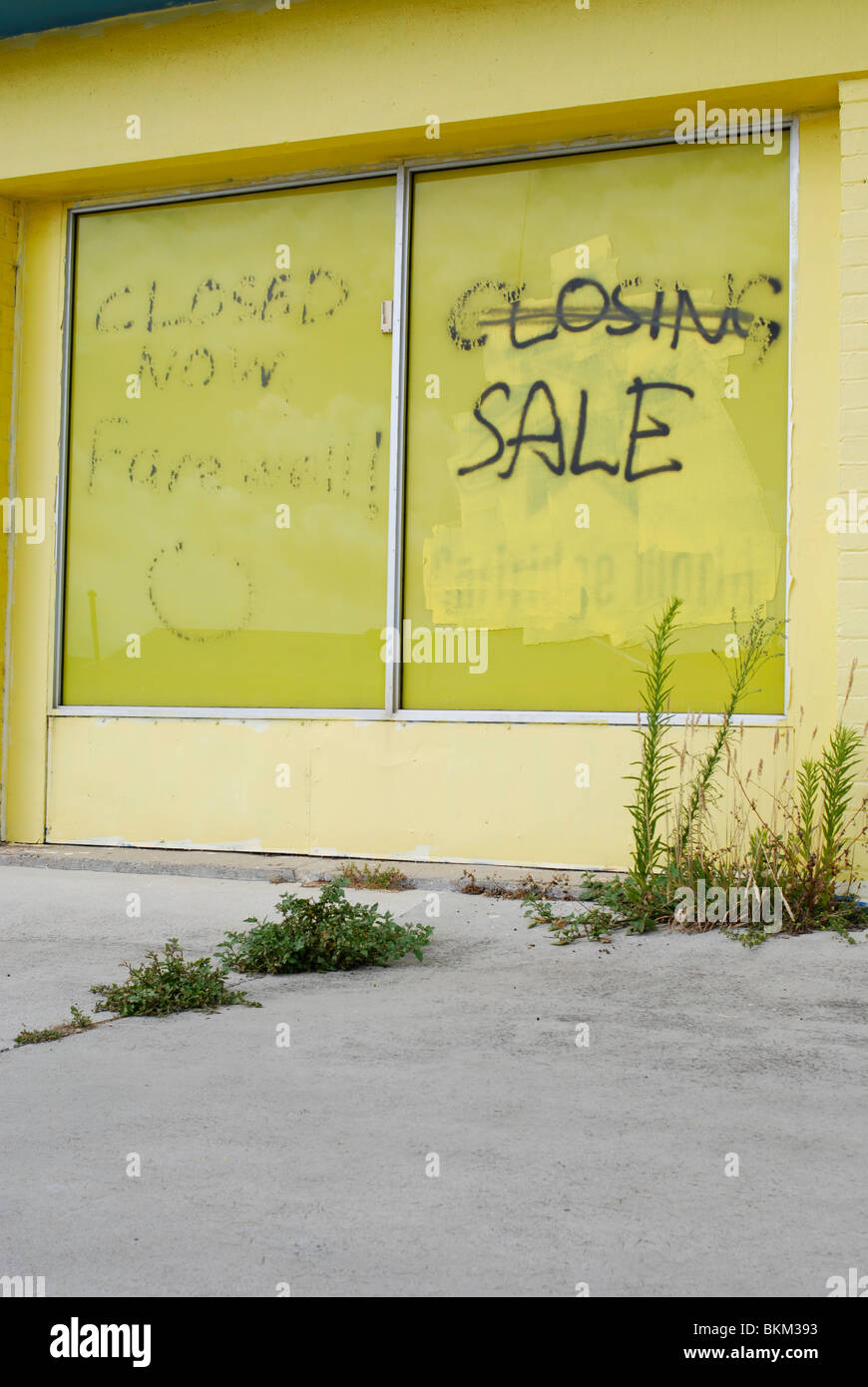 Business premises shop closed down Stock Photo - Alamy