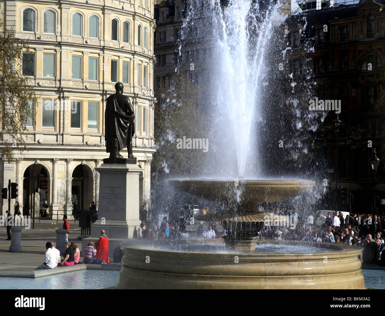 Water fountain and statue trafalgar square hi-res stock photography and ...