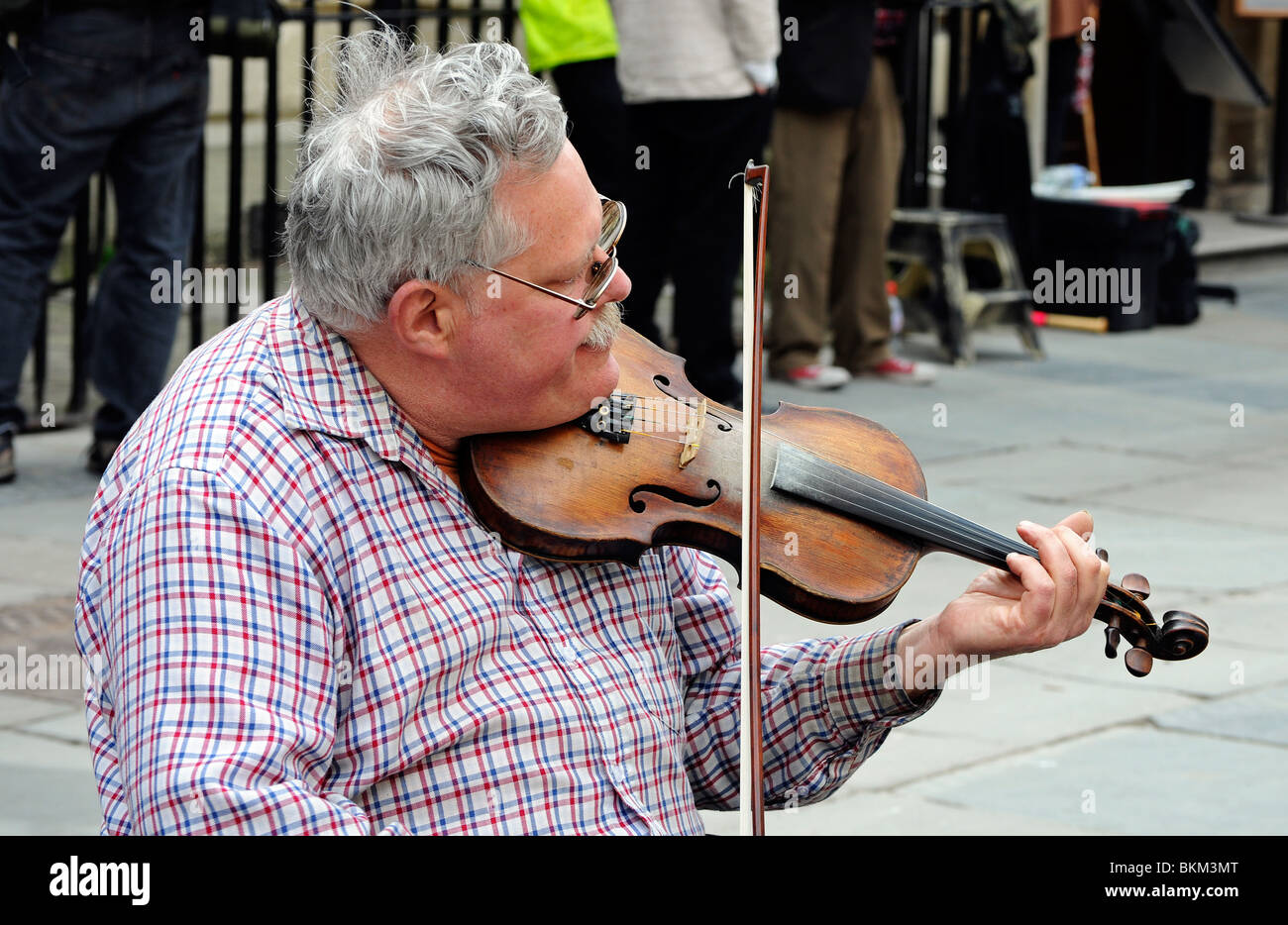 a busker playing the violin in bath, england, uk Stock Photo - Alamy