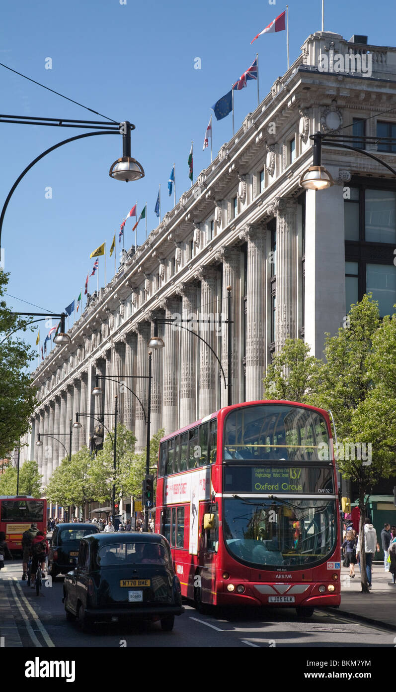 London buses hi-res stock photography and images - Alamy
