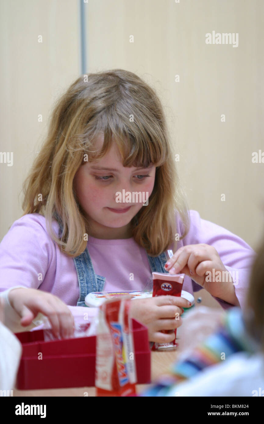School children eating lunch uk hi-res stock photography and images - Alamy