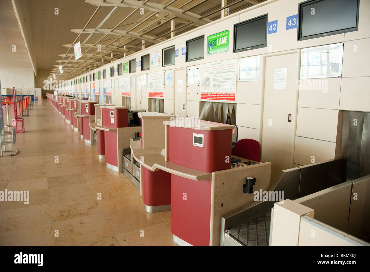 Airport check in desk hi-res stock photography and images - Alamy