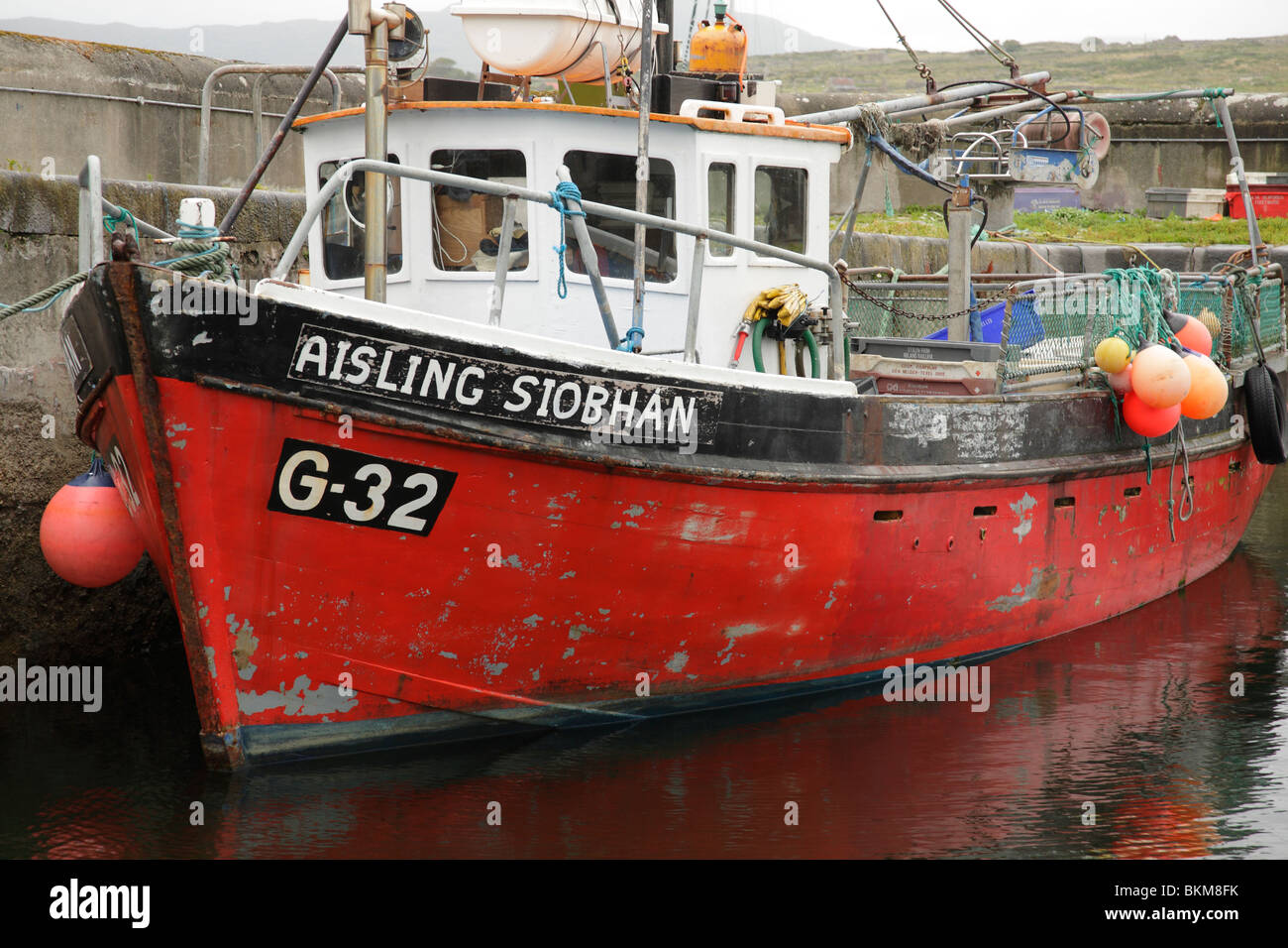 Fishing boats in roundstone harbour hi-res stock photography and images ...