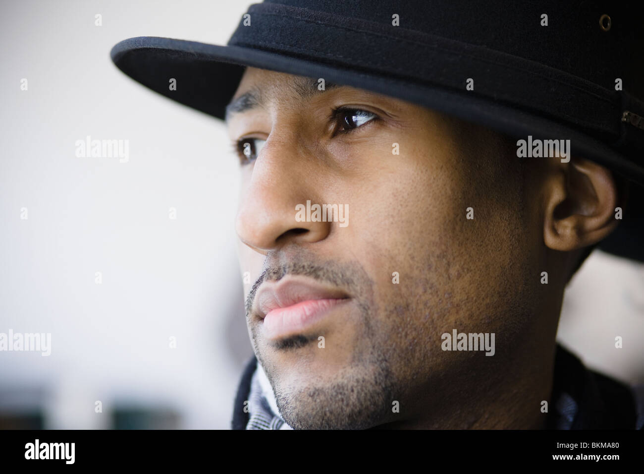 African American man wearing fedora Stock Photo - Alamy
