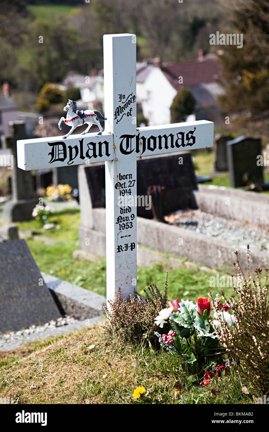 Cross on grave of Dylan Thomas Laugharne Wales UK Stock Photo - Alamy