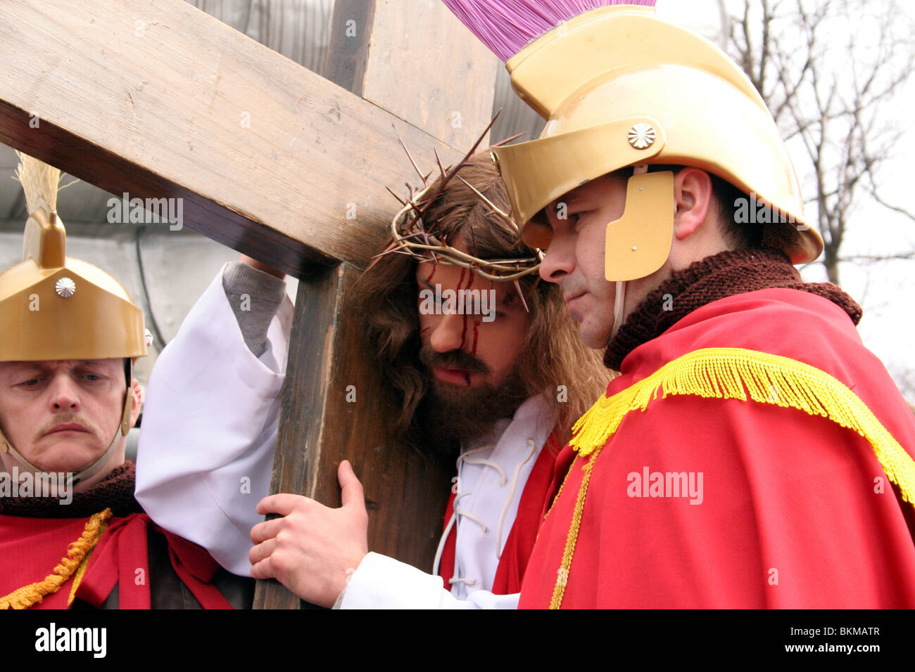 Jesus carrying a cross hi-res stock photography and images - Alamy