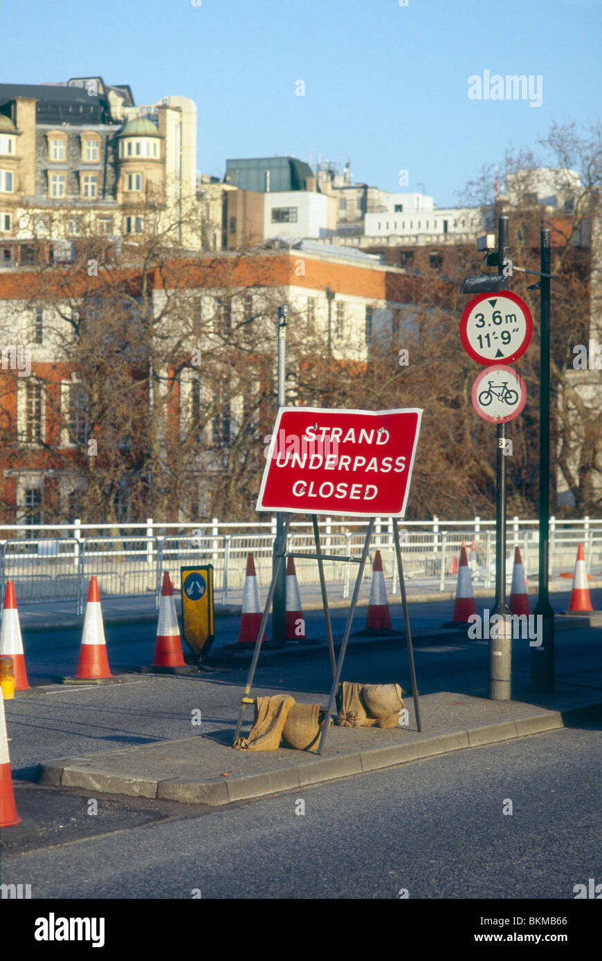 Underpass sign hi-res stock photography and images - Alamy