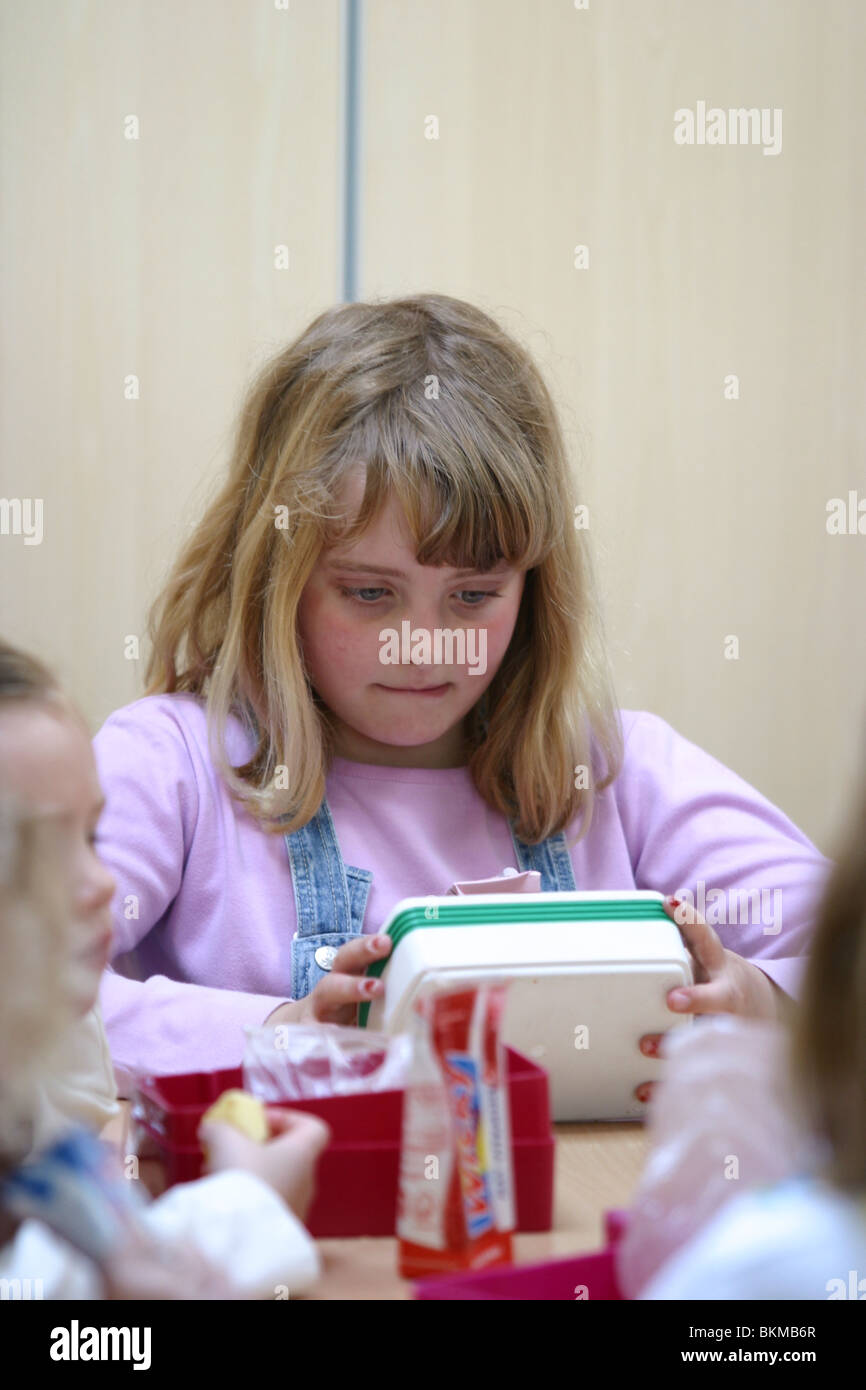 Kids eating packed lunch school lunch program Stock Photo - Alamy