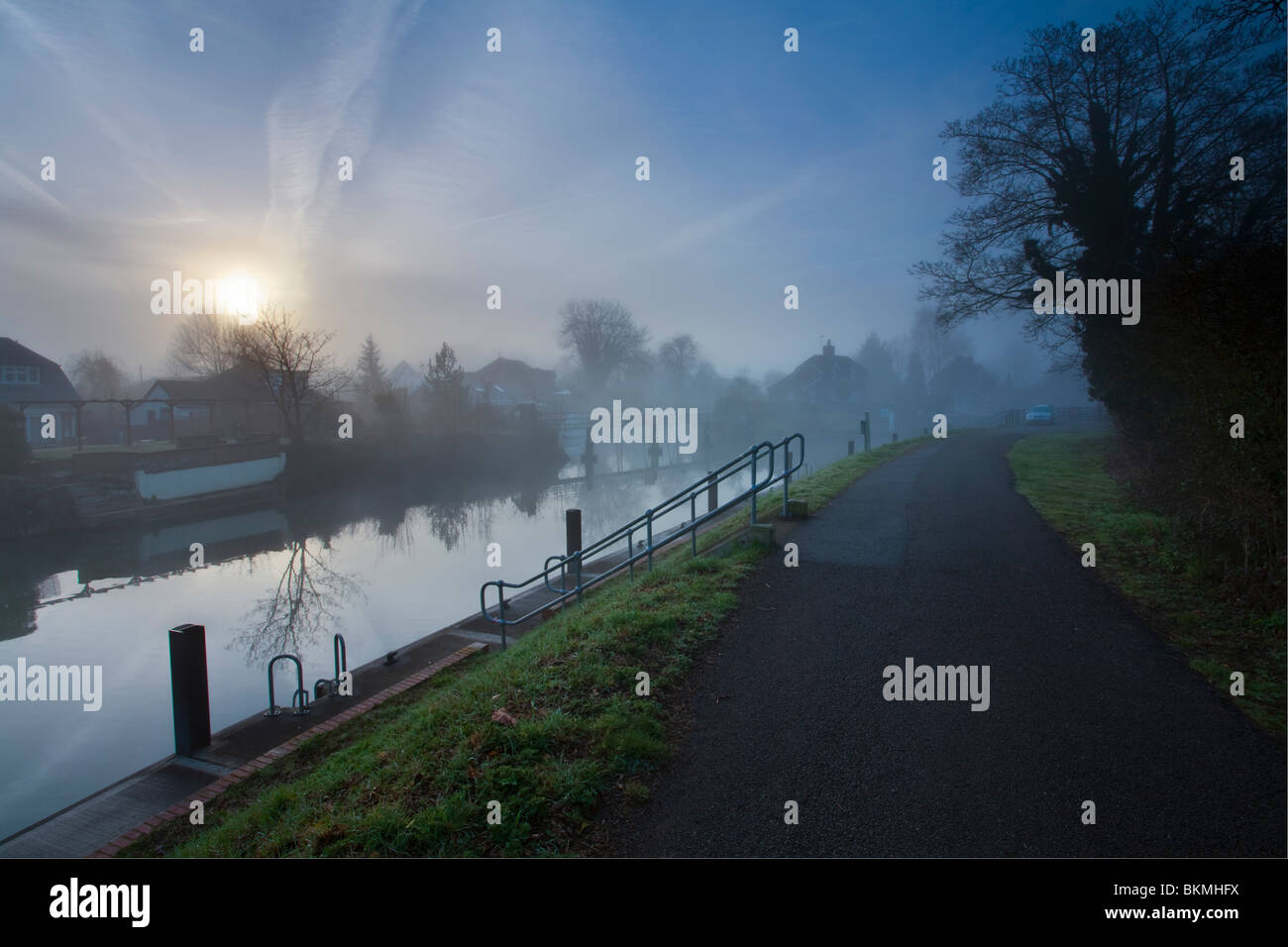 Old windsor lock hi-res stock photography and images - Alamy